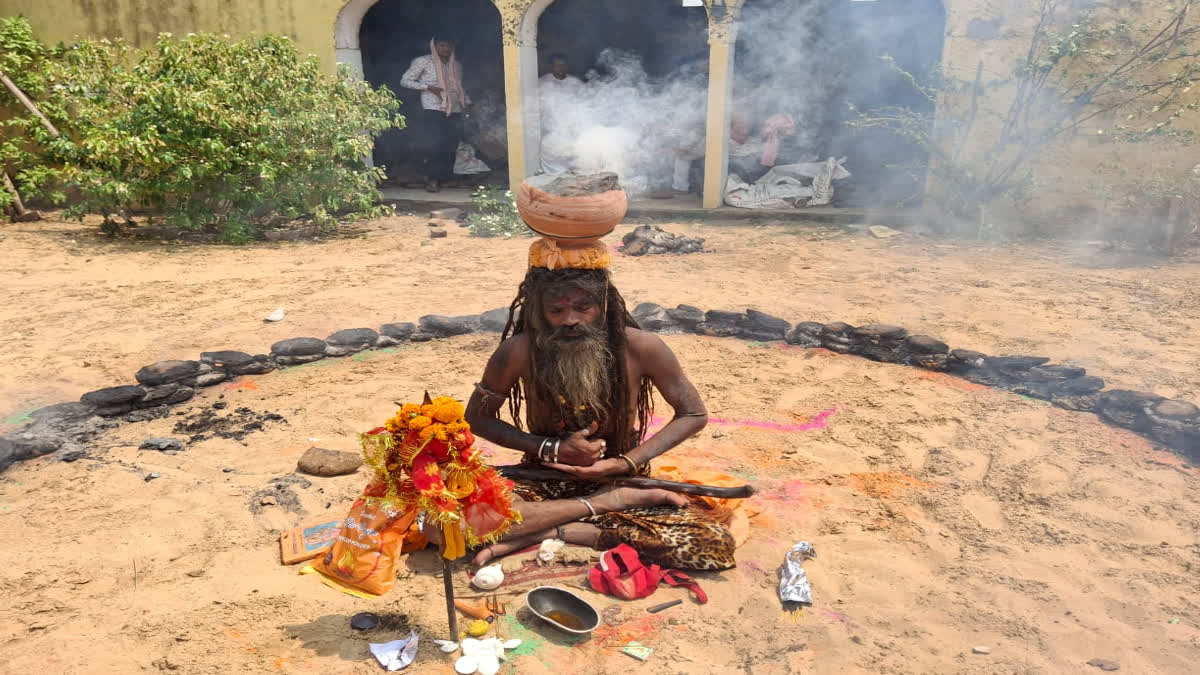 भीषण गर्मी में आग के बीच में बैठकर संत कर रहा तपस्या, दर्शन के लिए ...