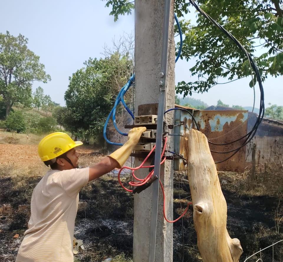 କନ୍ଧମାଳରେ କାଳବୈଶାଖୀ ତାଣ୍ଡବ: ଉପୁଡ଼ିଲା ଶତାଧିକ ଗଛ, ଅନ୍ଧାରରେ ତୁମୁଡ଼ିବନ୍ଧ ଓ ...