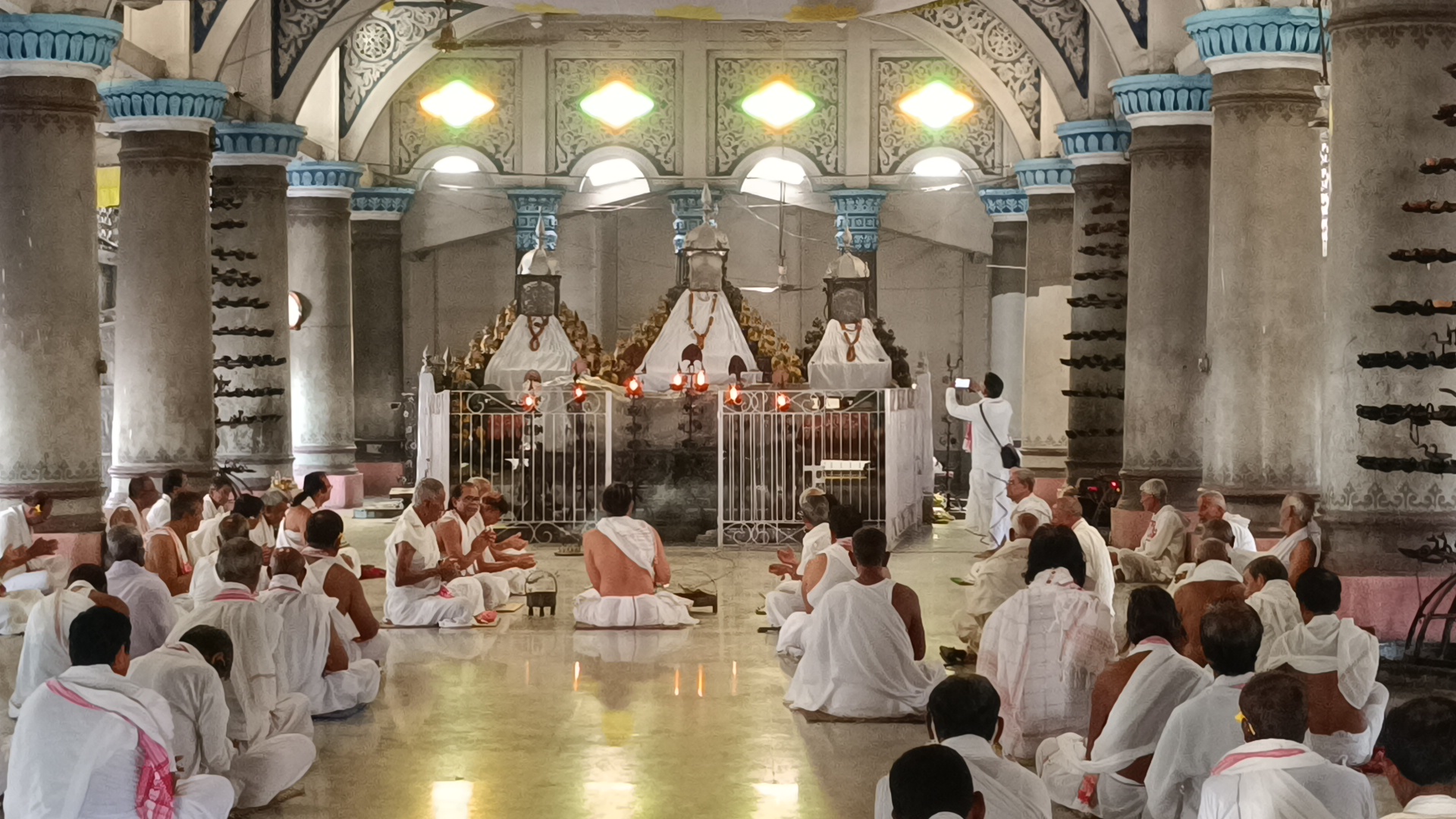 মহাপুৰুষ মাধৱদেৱৰ আবিৰ্ভাৱ মহোৎসৱ উপলক্ষে হৰিনাম-কীৰ্তনৰ অমিয়া সুৰেৰে ...