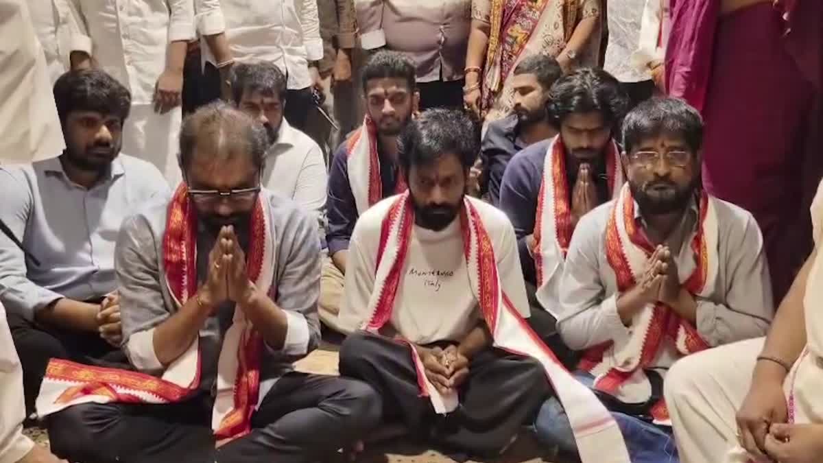 దుర్గామల్లేశ్వర స్వామి దేవస్థానంలో 'పెద్ది' టీమ్ - అమ్మవారికి ప్రత్యేక ...