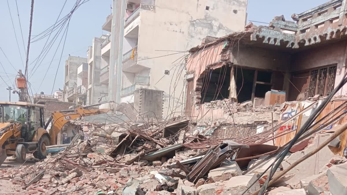 पूर्वी दिल्ली के दयालपुर में MCD का बुलडोजर एक्शन, अवैध निर्माणों पर ...