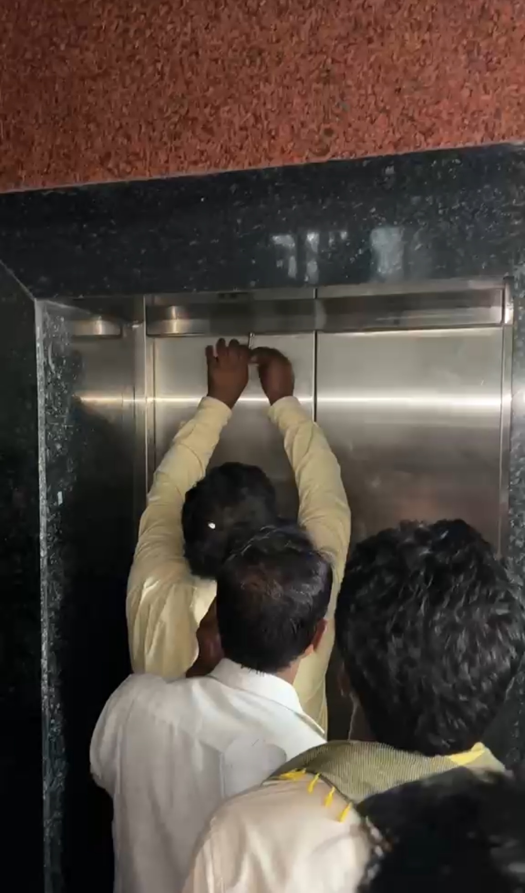 भोपाल नगर निगम बिल्डिंग की लिफ्ट खतरे से खाली नहीं, आधे घंटे फंसी रही ...