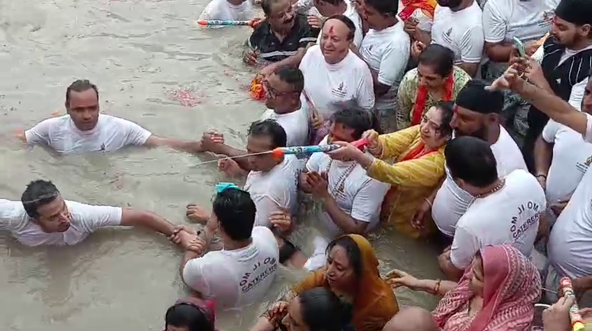 People With Roots In Multan Descend On Haridwar To Play Milk Holi With ...