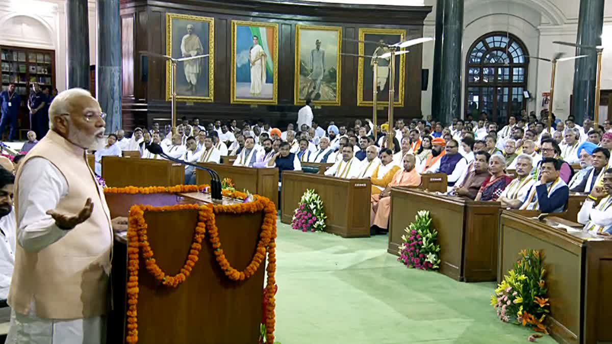 राष्ट्रपति से मिलने पहुंचे नरेंद्र मोदी, सरकार बनाने का पेश किया दावा - NDA PM Modi INDIA ...