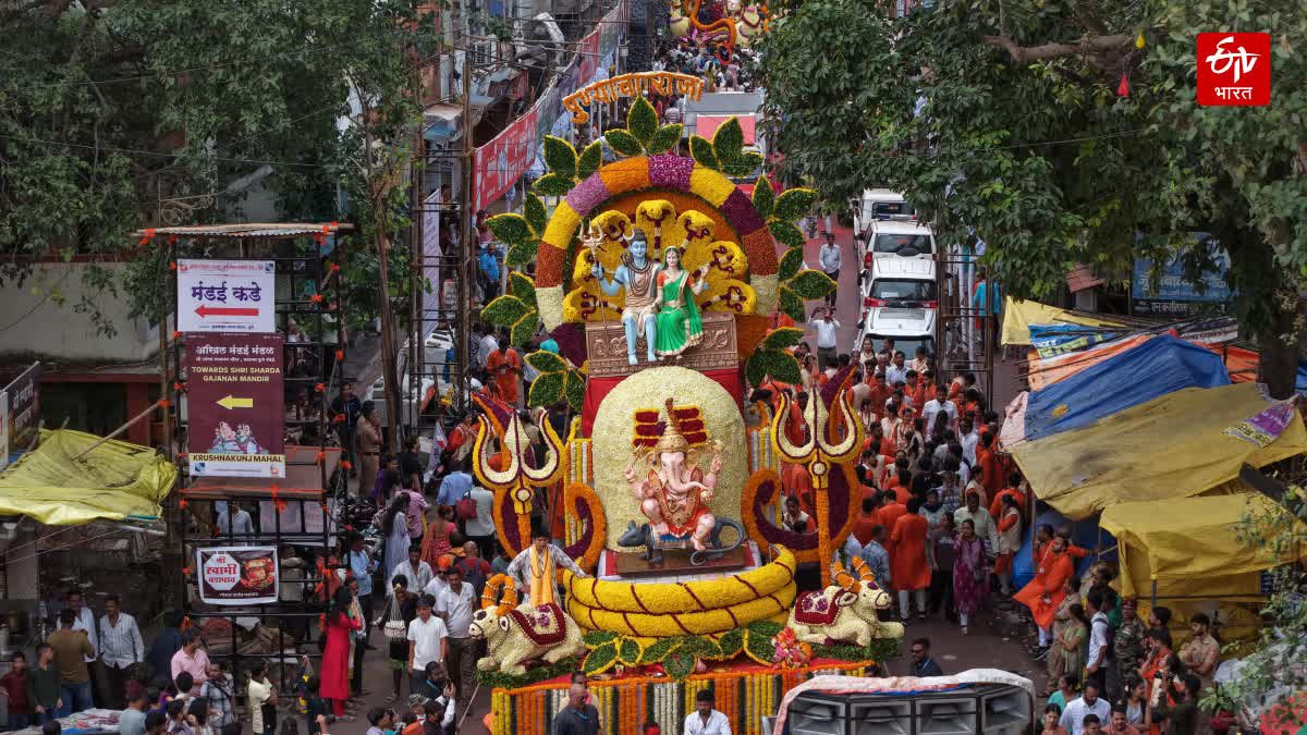 पुण्यात "गणपती बाप्पा मोरया, मंगलमूर्ती मोरयाच्या" जयघोषात लाडक्या ...