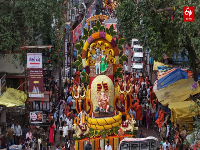 पुण्यात "गणपती बाप्पा मोरया, मंगलमूर्ती मोरयाच्या" जयघोषात लाडक्या ...