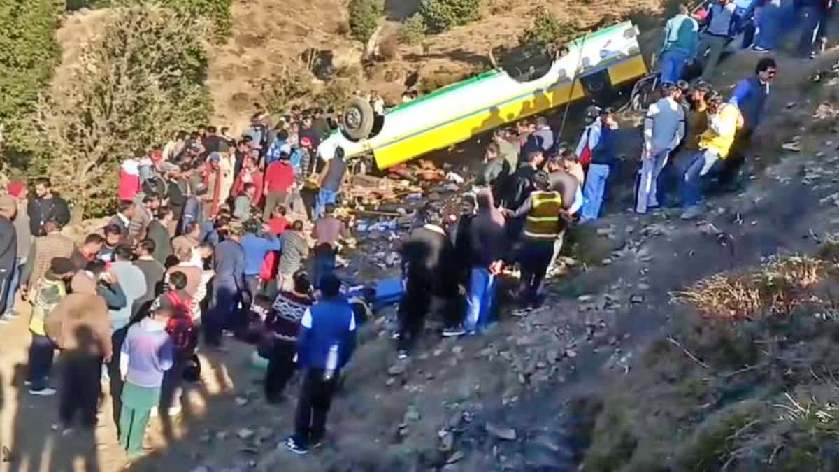 Sirmaur Bus Accident Update: डिप्टी CM मुकेश अग्निहोत्री ने दिए निजी बस ...