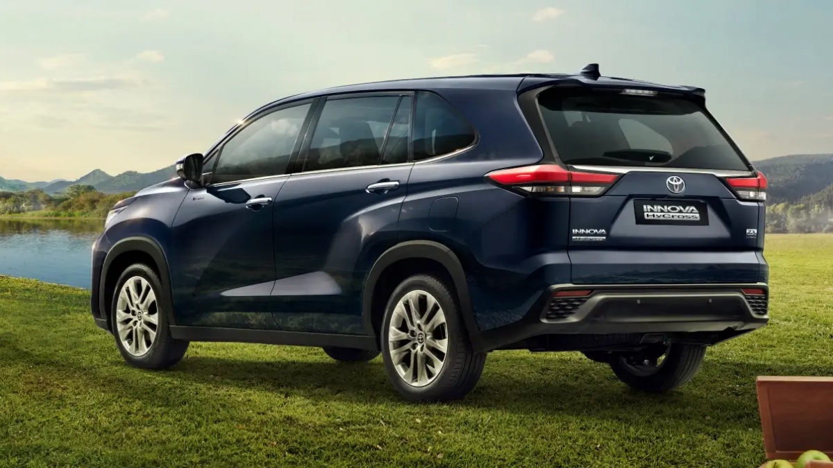 2025 Toyota Innova Hycross नए अपडेट्स के साथ हुई लॉन्च, जानें क्या है नया