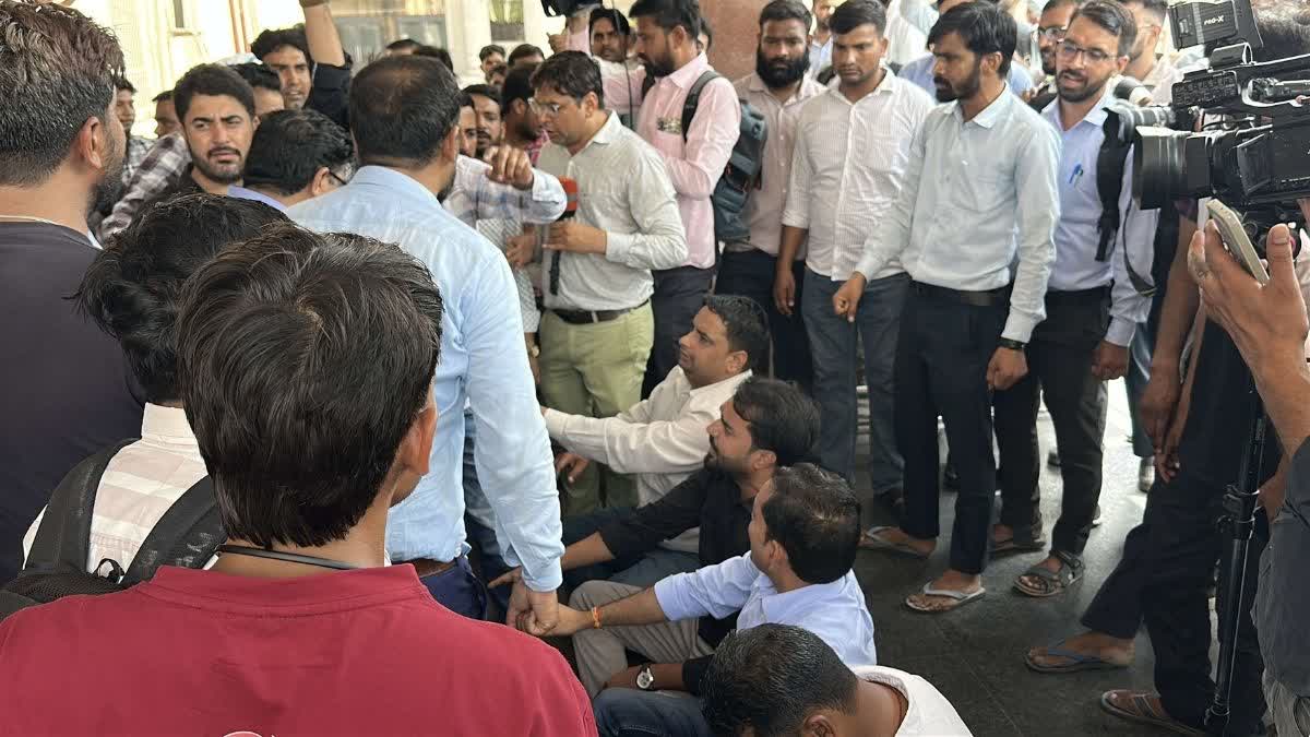 SMS अस्पताल के संविदा कर्मी ने की आत्महत्या, पहले किया विरोध प्रदर्शन ...