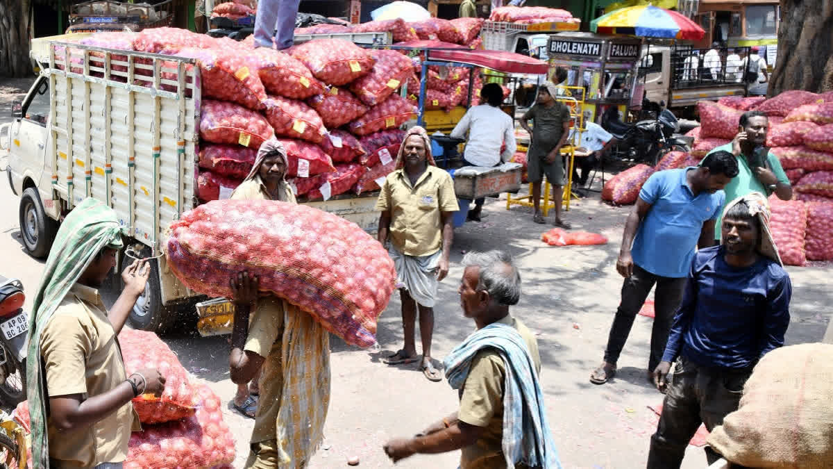 Govt Hikes Onion Procurement Rate To Rs 16.5 Per Kg From Saturday To ...