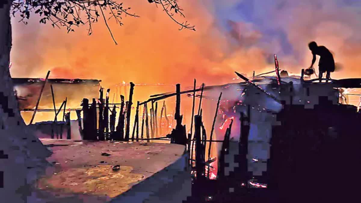 కాకినాడ జిల్లాలో భారీ అగ్నిప్రమాదం - ఊరు ఊరంతా దగ్ధం!