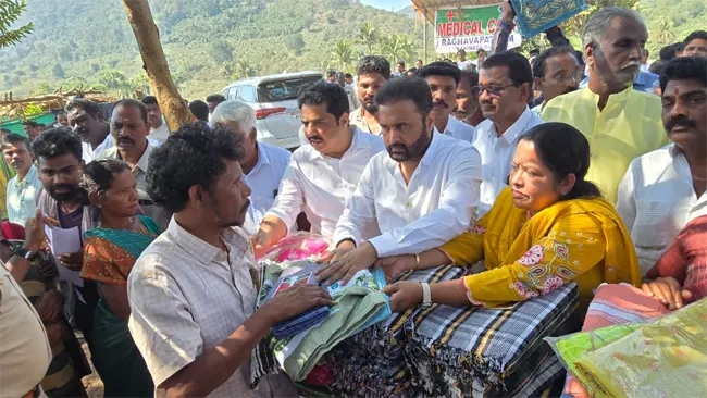 అగ్నిప్రమాద బాధితులకు రూ.25,000 తక్షణ సాయం - సీఎం చంద్రబాబు ఆదేశాలతో అందజేత