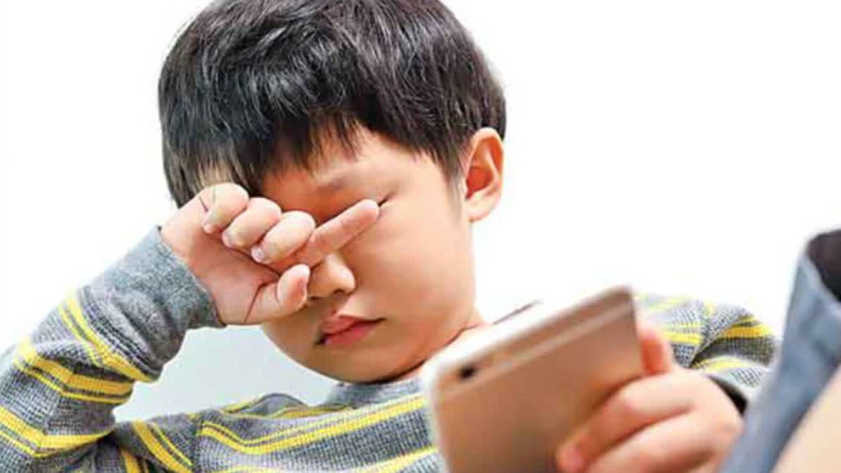 Long Exposure To Smartphones, Laptops Cause Irreversible Eye Disorder ...