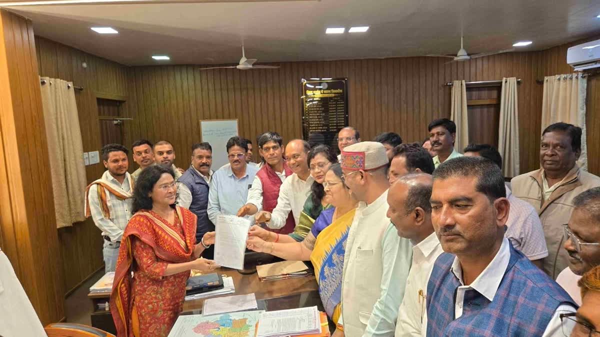 बालोद में धान खरीदी को लेकर कांग्रेस नाराज, कलेक्टर से मिलकर दर्ज कराई ...