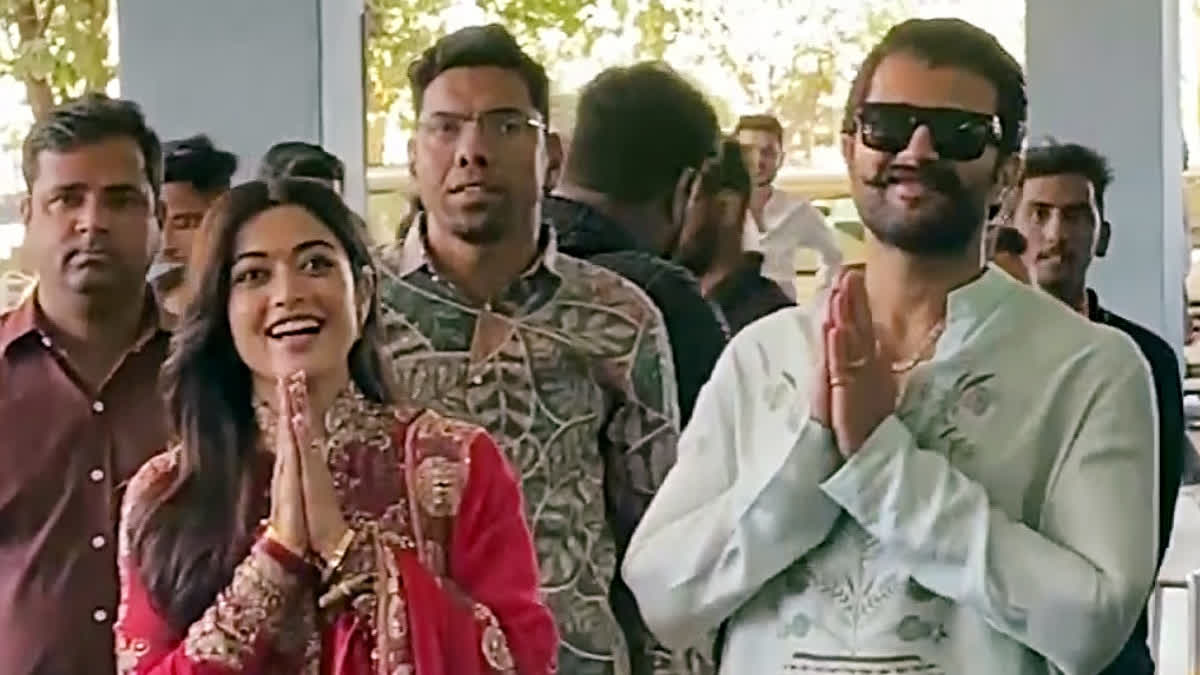 Vijay Deverakonda And Rashmika Mandanna Award Scholarships To 180 ...