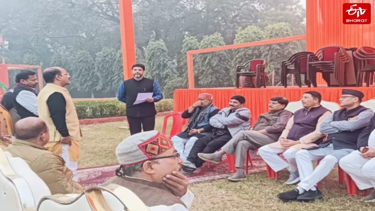 वाराणसी में बीजेपी कार्यकर्ताओं का सम्मेलन; 116 बूथ अध्यक्षों को किया ...