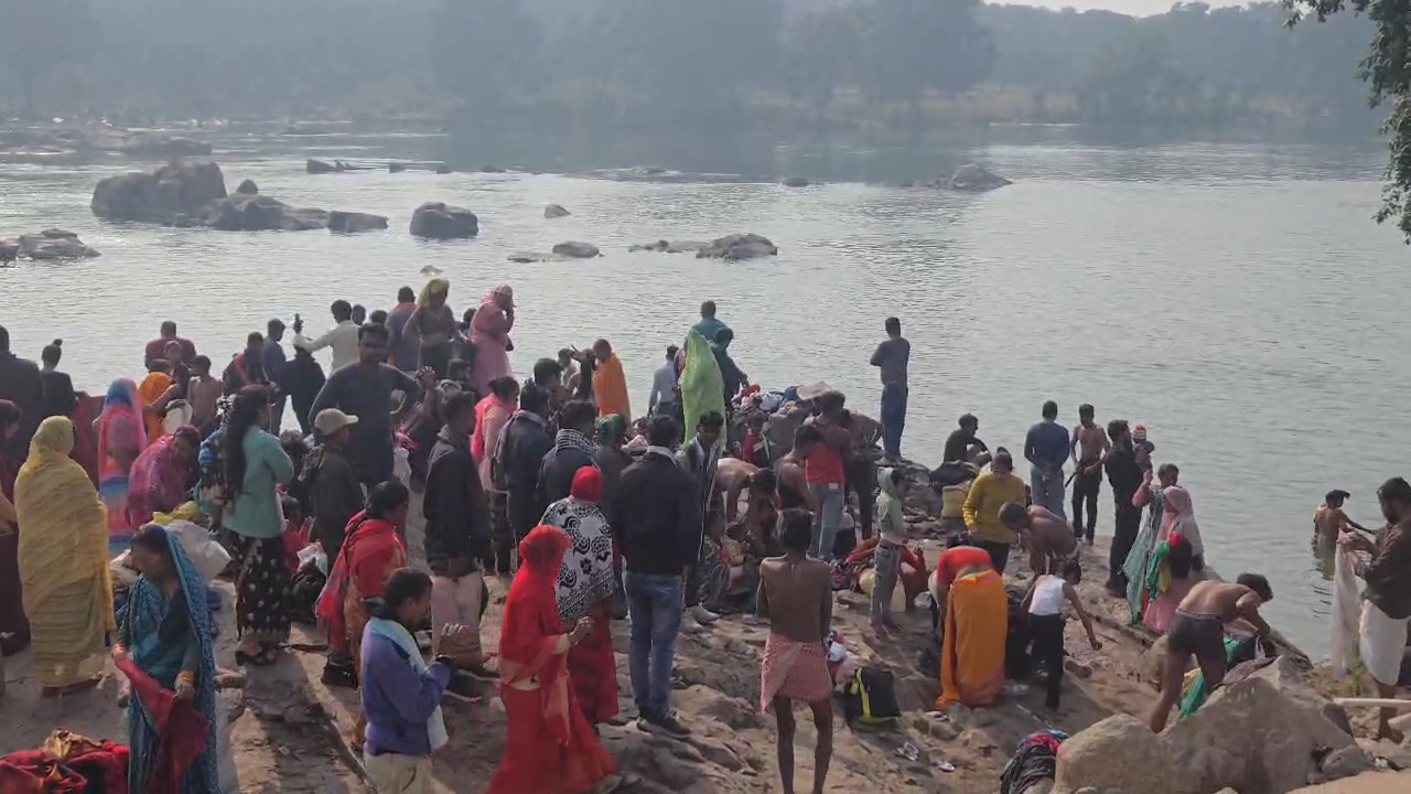 बेतवा नदी में श्रद्धालुओं ने लगाई डुबकी, रामराजा सरकार के दर्शन कर मनाई ...