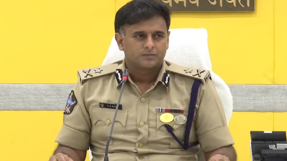 సీఎం భద్రత కోసం విద్యుత్ తొలగించాం- బలంగా రాయి విసిరినట్లు తెలుస్తోంది ...