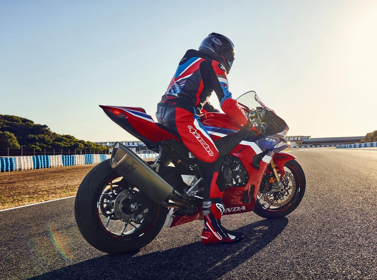 भारत में फिर लॉन्च हुई Honda CBR1000RR-R Fireblade स्पोर्ट बाइक, जानें ...