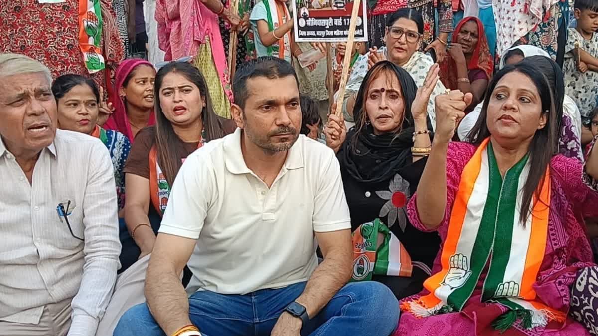 Mahila Congress Workers Stage Protest In New Delhi Over Surge In ...