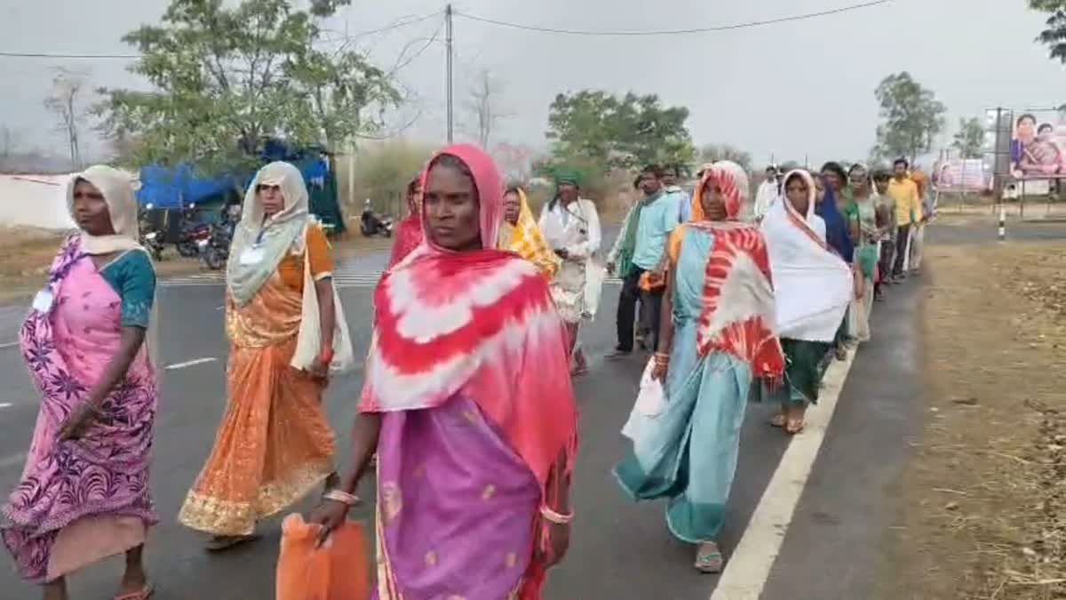 50 गांव के लोग सड़क पर उतरे, 150 किमी पैदल पैदल चलकर पहुंचे जिला ...