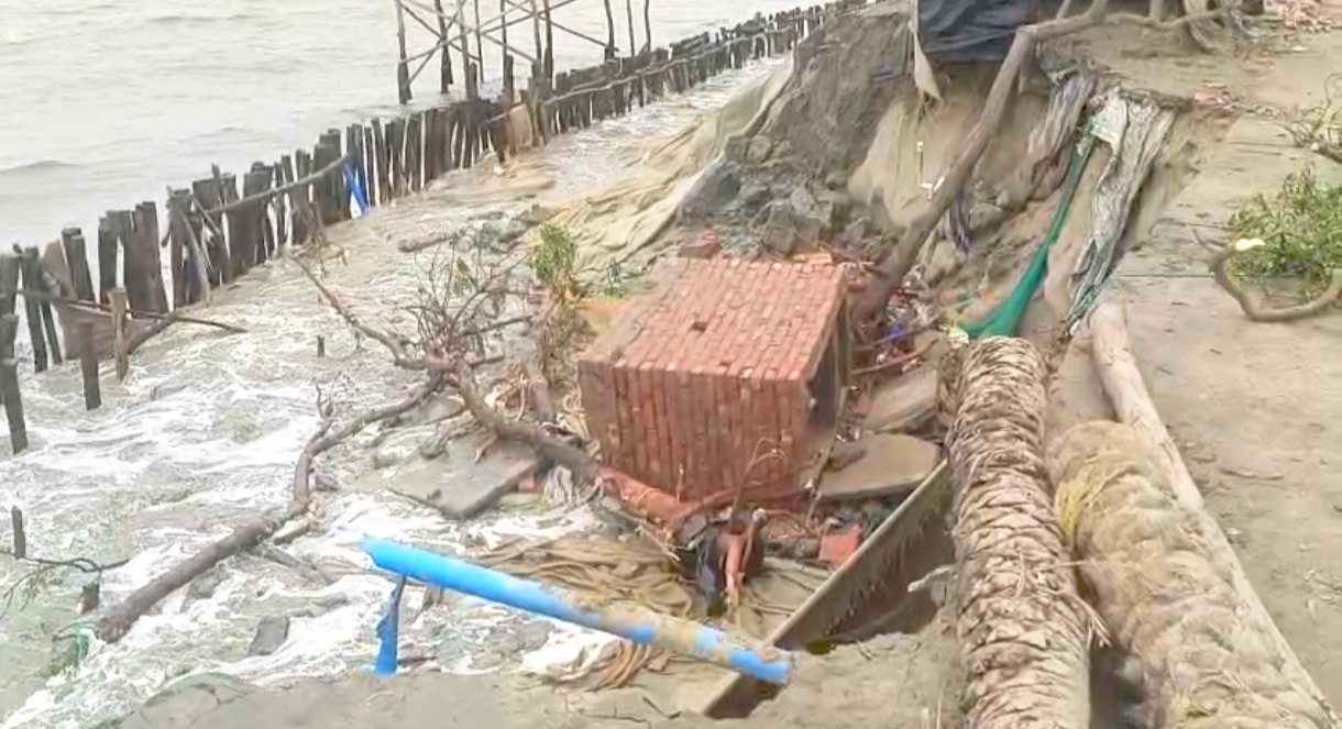ভরা কোটালের ধাক্কায় মৌসুনিতে 150 ফুট সমুদ্র বাঁধে ধস, প্লাবনের আশঙ্কা ...