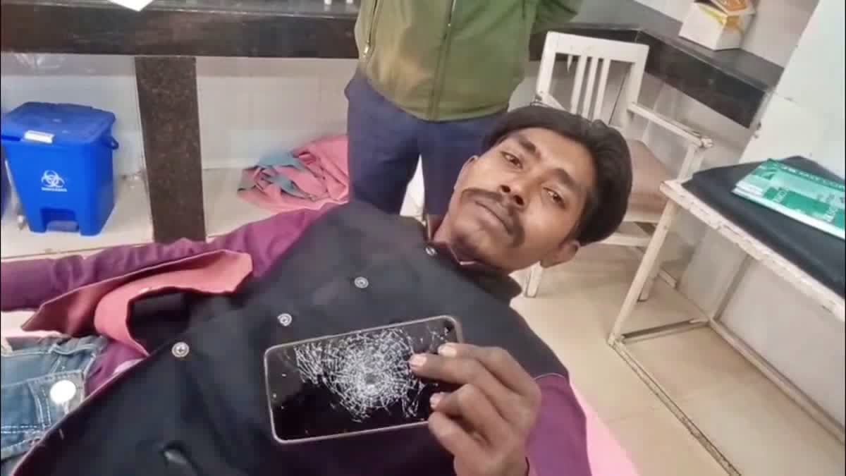 గుండెలోకి తూటా వెళ్లకుండా అడ్డుకున్న ఫోన్ - బాధితుడి ప్రాణాలు సేఫ్