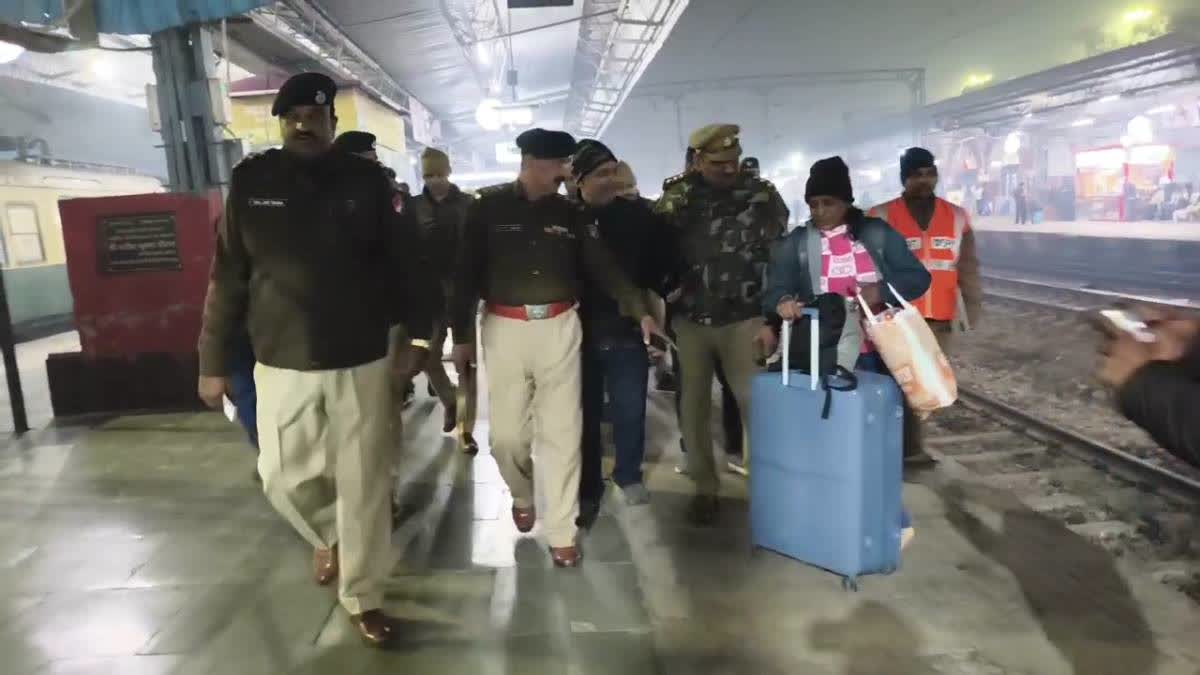 New-Delhi-Patna Tejas Rajdhani Express Stopped At Aligarh Following ...