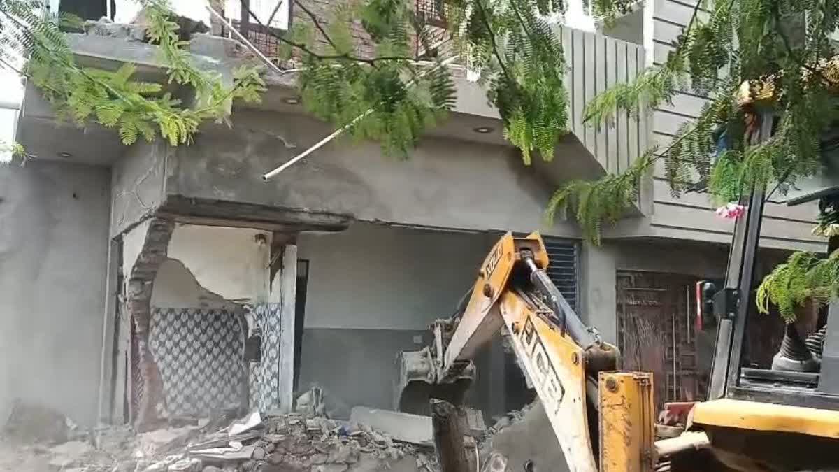 अनैतिक देह व्यापार के दो अड्डों पर चला पीला पंजा, बुलडोजर से किया जमींदोज