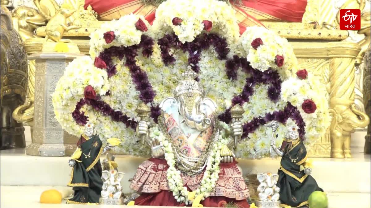 विनायक चतुर्थीनिमित्त शेषनागाच्या आकर्षक सजावटीने खुलले दगडूशेठ गणपती ...