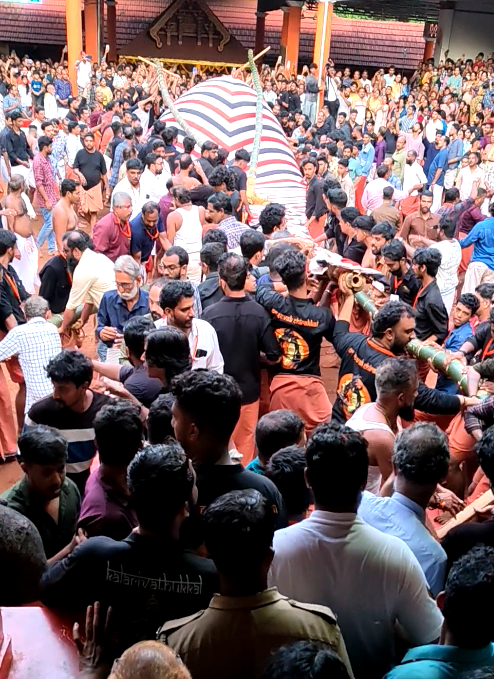 കളിയാട്ടക്കാലത്തിന് സമാപനം; അണിയലം മടക്കി തെയ്യം കലാകാരന്മാർ, ഇനി ...