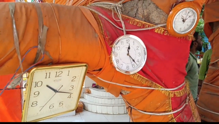 इस मंदिर में प्रसाद में चढ़ती घड़ी, समय देव की होती पूजा, उज्जैन जैसा ...