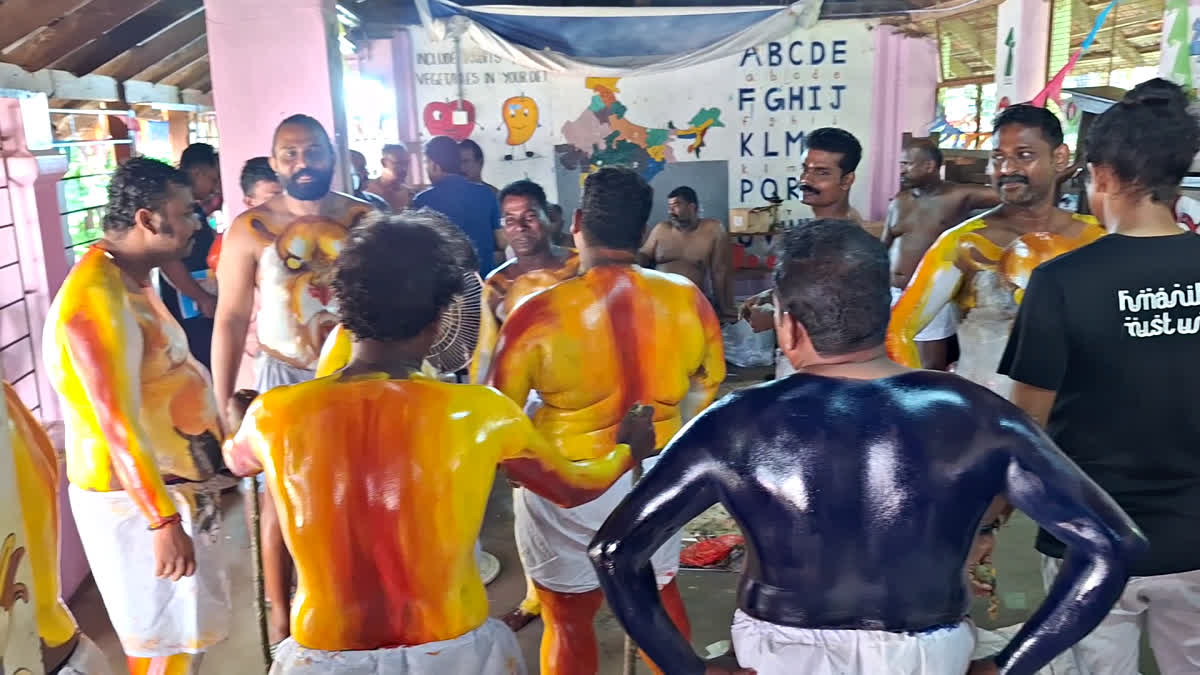 ഒരുക്കങ്ങള്‍ പൂര്‍ത്തിയായി; മേളത്തിനൊപ്പം ചുവടുവച്ച് കുമ്പ കുലുക്കി ...