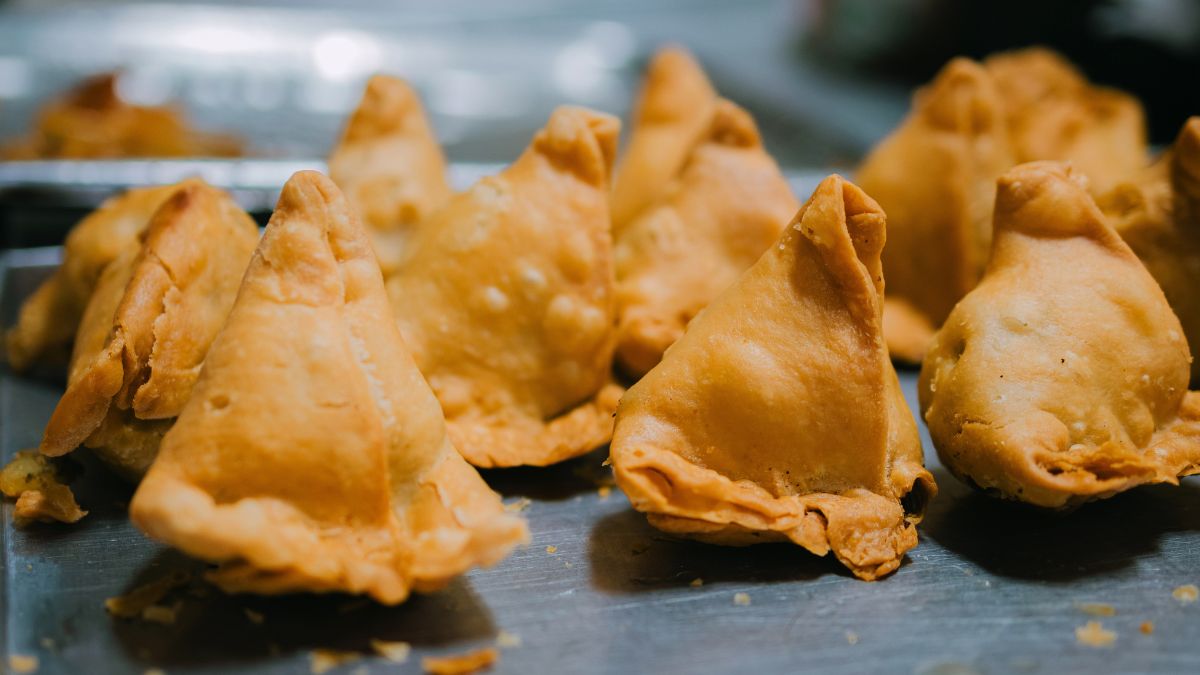 लंगड़े महाराज के समोसे का 40 साल पुराना जायका, स्वाद चखने सुबह से ...