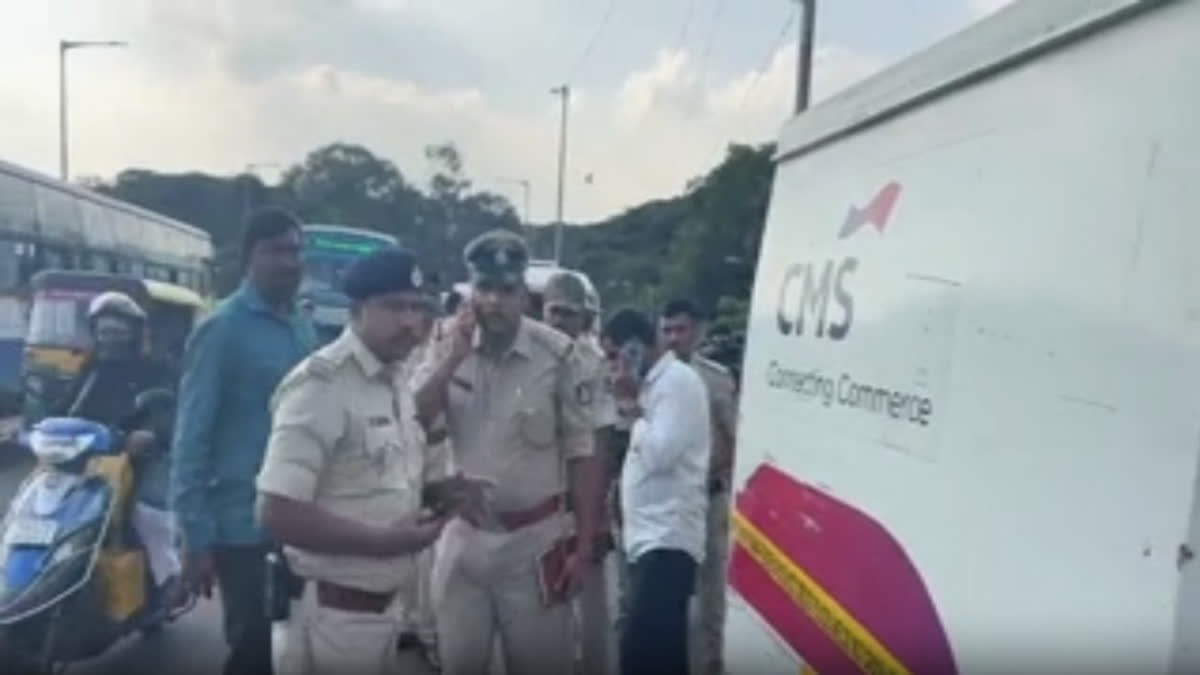 పన్ను అధికారులమంటూ రూ.7కోట్లు చోరీ- ATM క్యాష్ వాహనంలో దోపిడీ
