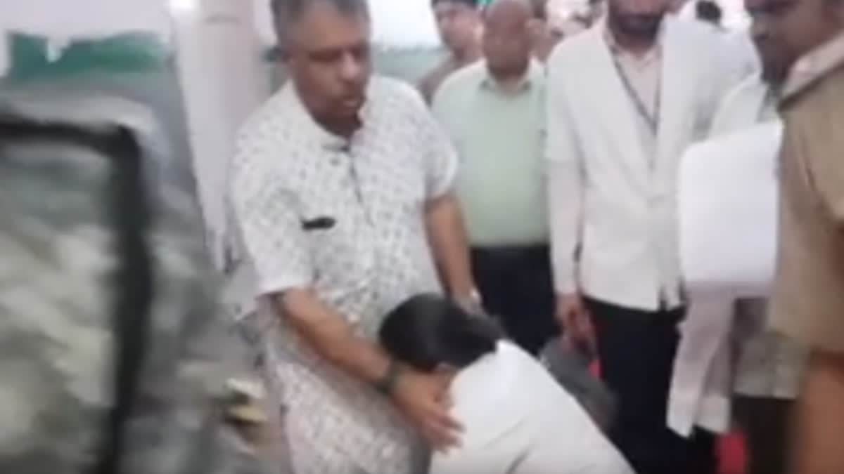 Video: तबादले के लिए स्वास्थ्य मंत्री के पैरों में गिर गई नर्स, बोली ...