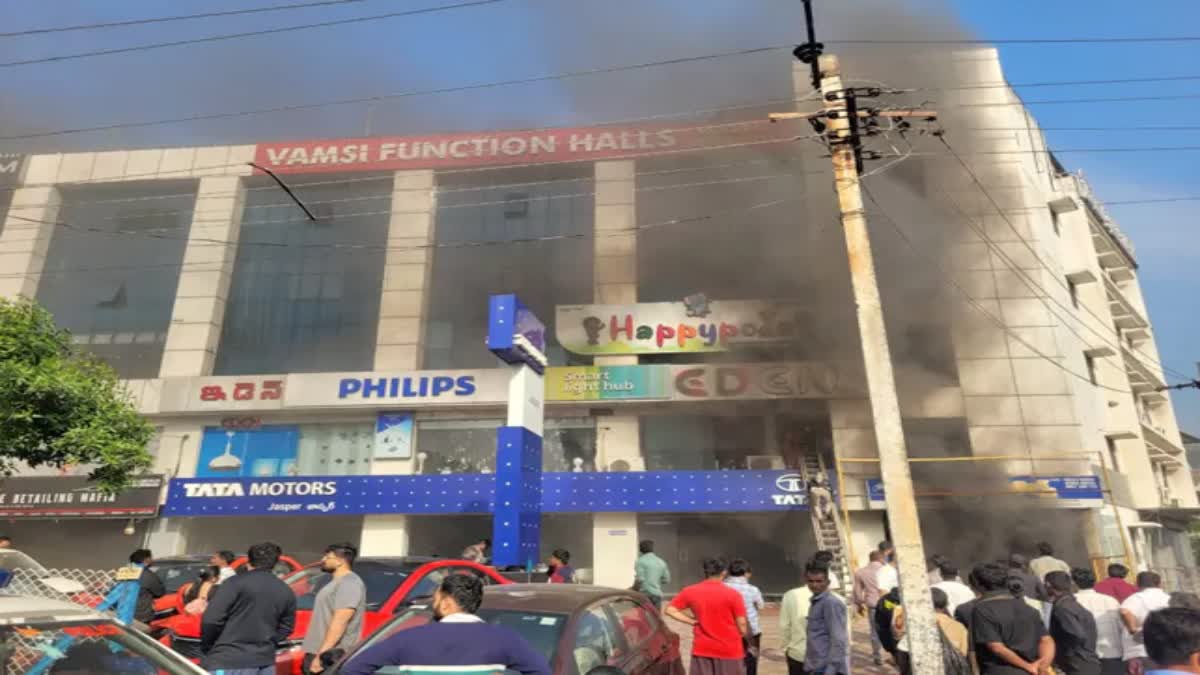 విశాఖ కార్ల షోరూమ్‌లో అగ్నిప్రమాదం - ఎగసిపడిన మంటలు