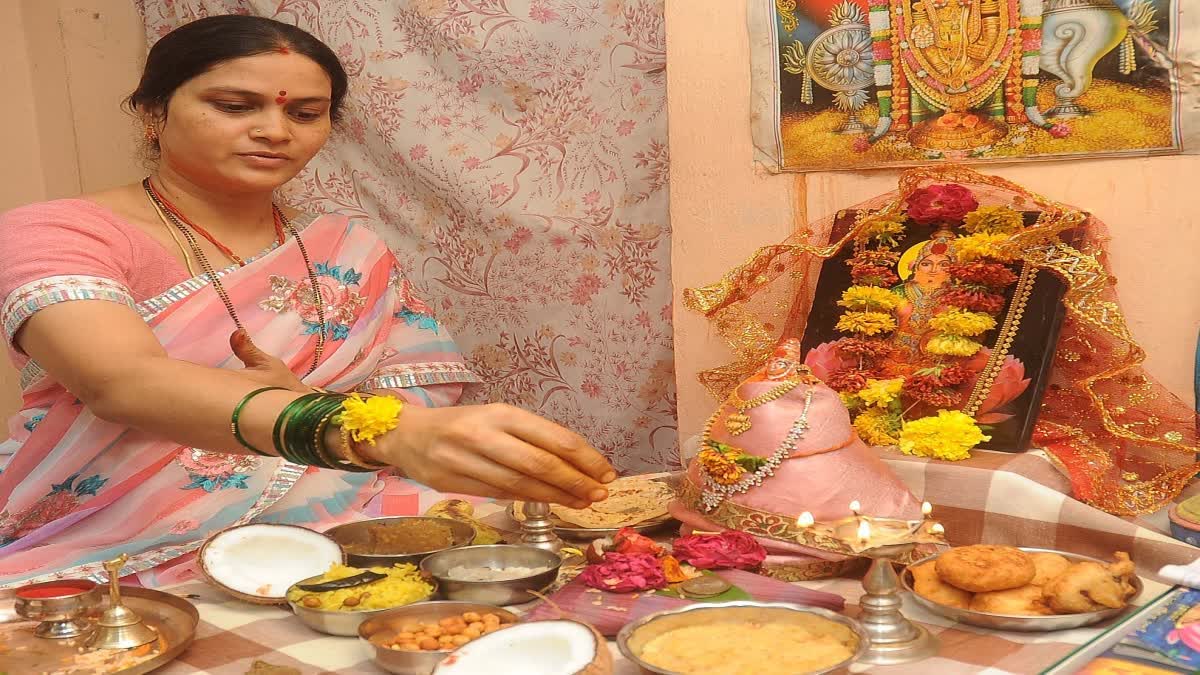 శుక్రవారం లక్ష్మీ దేవికి నైవేద్యం పెడుతున్నారా? అమ్మవారికి ఇష్టమైన ...