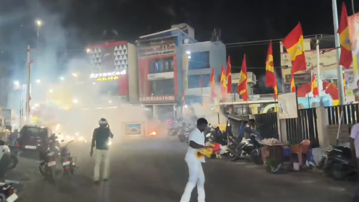 பெட்ரோல் பங்க் அருகே பட்டாசு வெடித்த தவெகவினர்