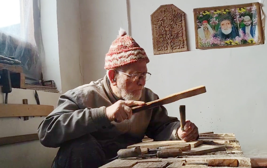 How Kashmir's Master Craftsman Abdul Aziz Bazaz Carves Sozni Shawl On ...
