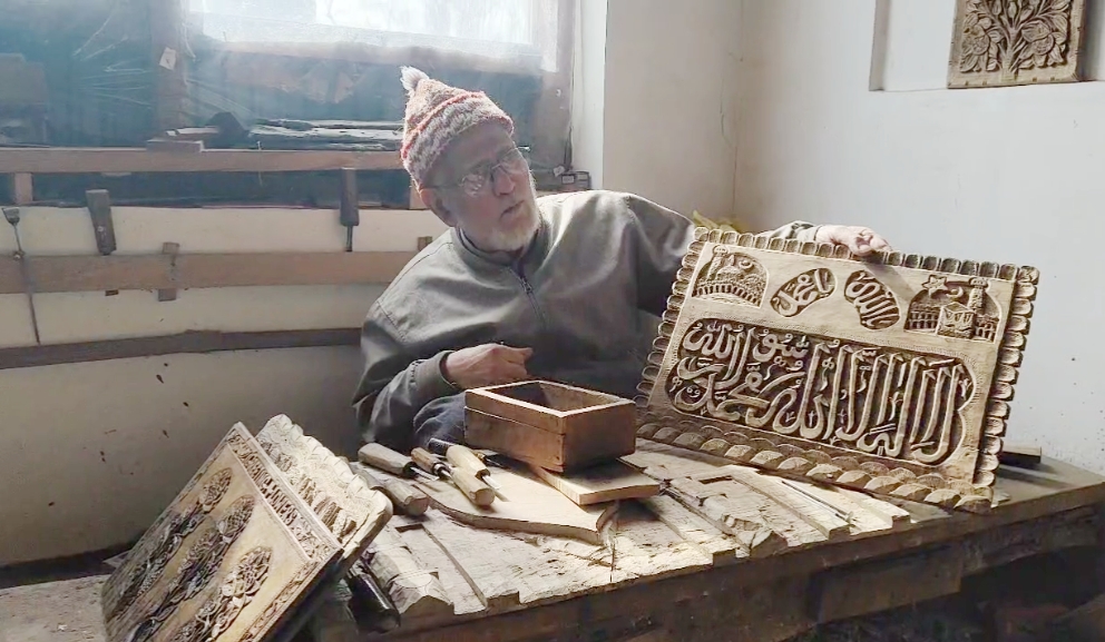 How Kashmir's Master Craftsman Abdul Aziz Bazaz Carves Sozni Shawl On ...