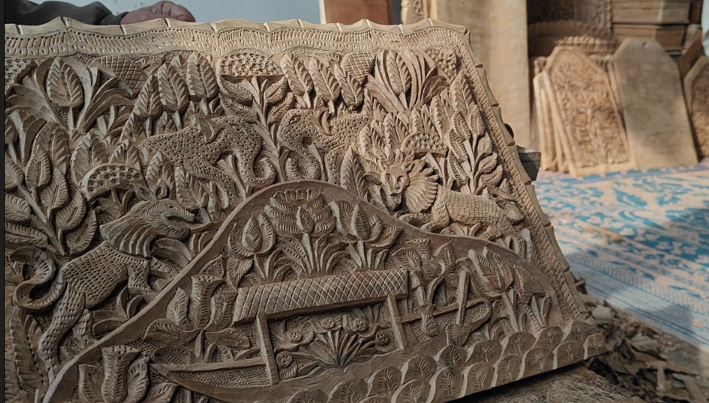 How Kashmir's Master Craftsman Abdul Aziz Bazaz Carves Sozni Shawl On ...