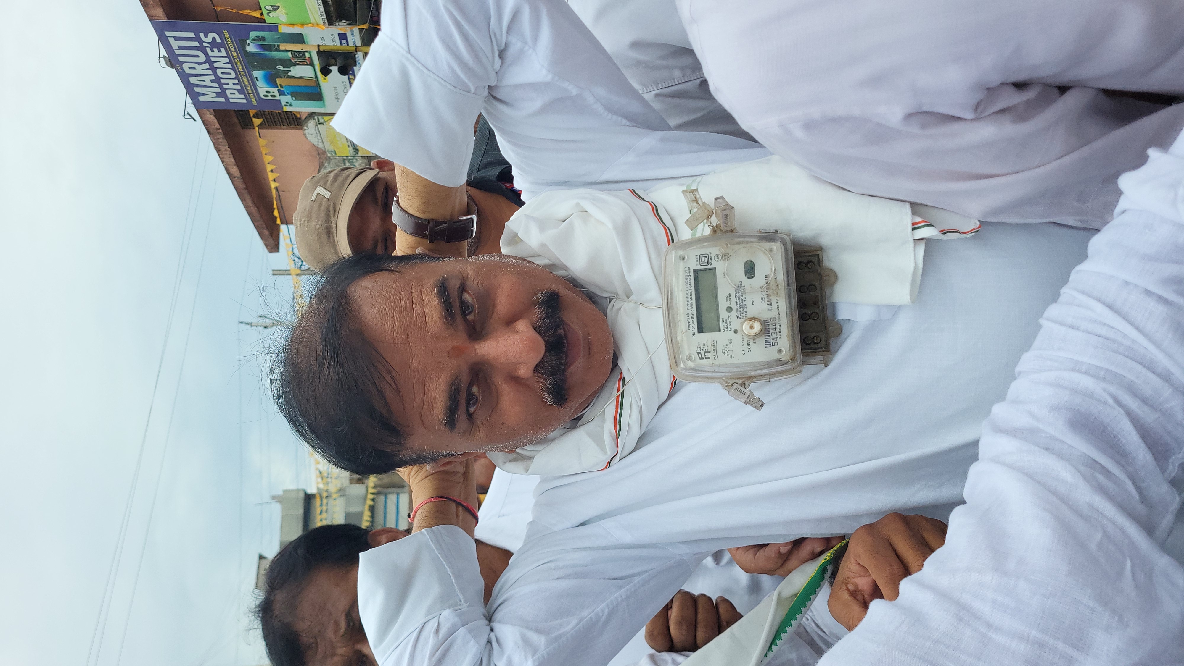 गले में मीटर लटकाकर सड़क पर उतरे विधायक, हरदा में बेहिसाब कटौती ...