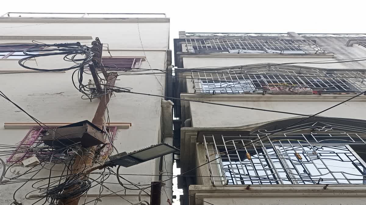 এবার বাগুইআটিতে হেলে পড়ল দুটি বাড়ি, আতঙ্কিত স্থানীয় বাসিন্দারা