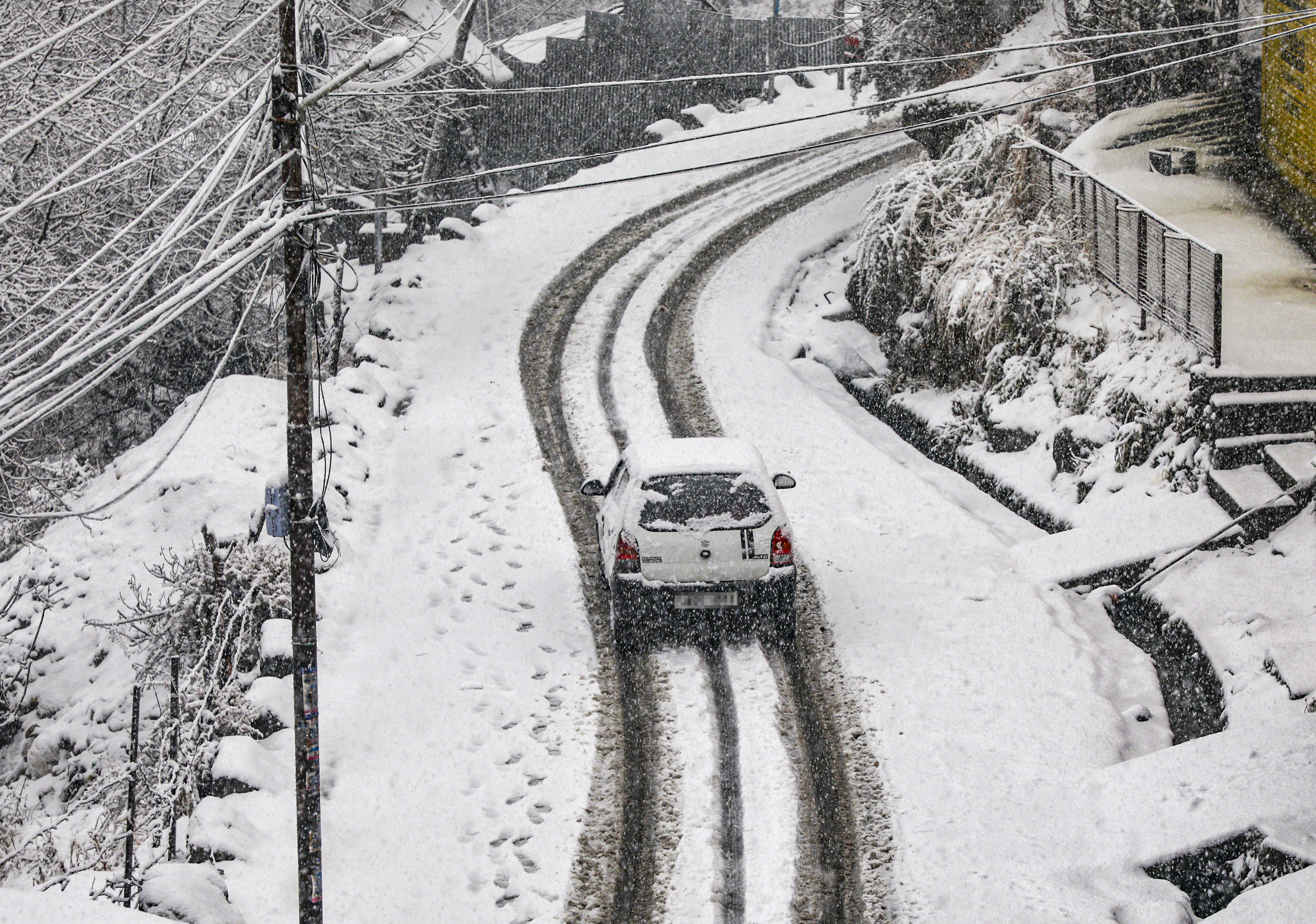 Kashmir: Snow Brings Cheer To The Valley, Halts Air And Surface Traffic
