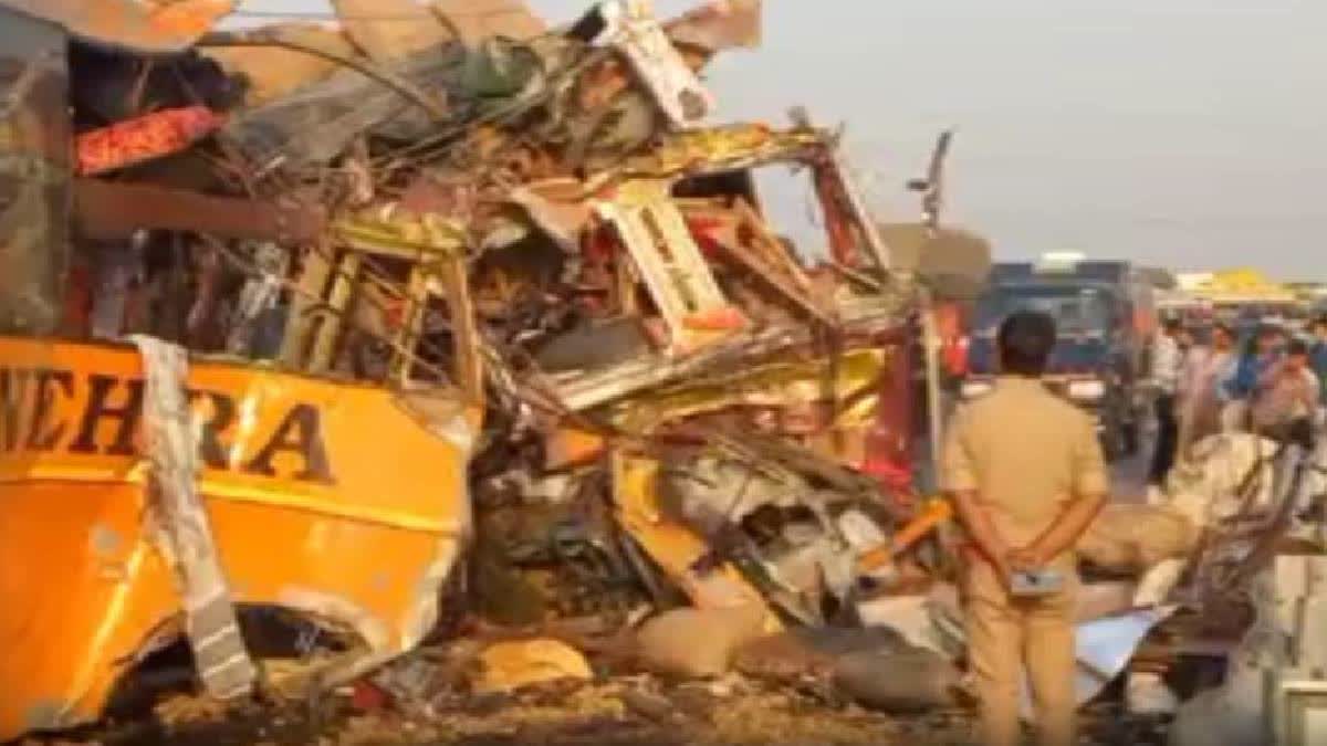 4 Killed, 30 Injured As Bus Collides With Potato-Laden Truck on Lucknow ...