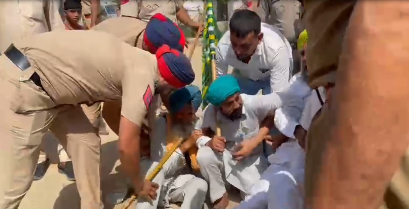 ਪੁਲਿਸ ਨੇ ਘੜੀਸ-ਘੜੀਸ ਕੇ ਬੱਸਾਂ 'ਚ ਸੁੱਟੇ ਕਿਸਾਨ, ਸੀਐਮ ਮਾਨ ਨੂੰ ਮਿਲਣ ਜਾਂਦਿਆਂ ...