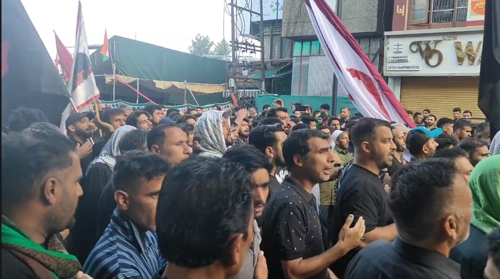 سرینگر میں آٹھویں محرم کا روایتی جلوس برآمد، امریکہ اور اسرائیل کے خلاف ...