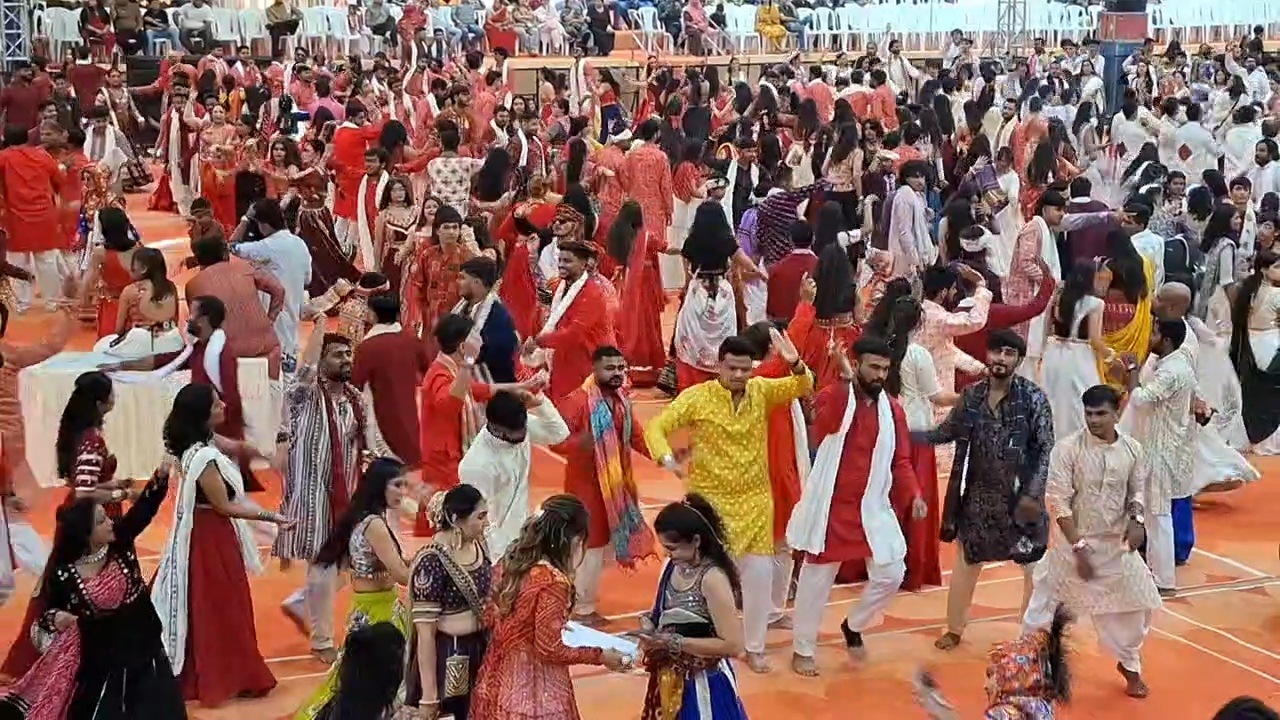 સુરતના વેસુમાં મહાવીર કોલેજના ગ્રાઉન્ડમાં યશવી નવરાત્રી 2.0, ભક્તિ અને ...