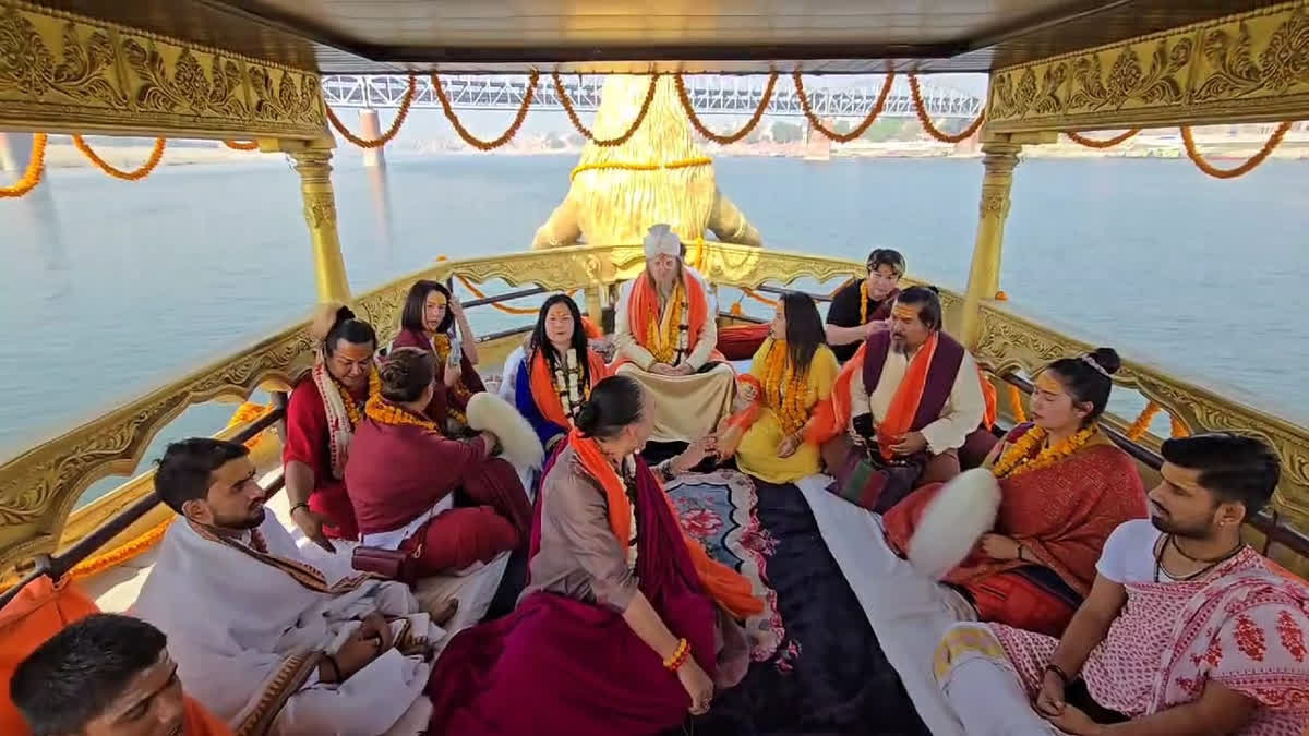 Foreign Spiritual Gurus Offer Puja In Kashi Seeking Peace And An End To ...